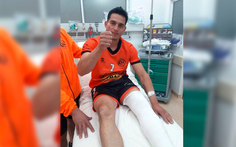 El robersense Eduardo Díaz sufrió la quebradura de tibia de su pierna ...